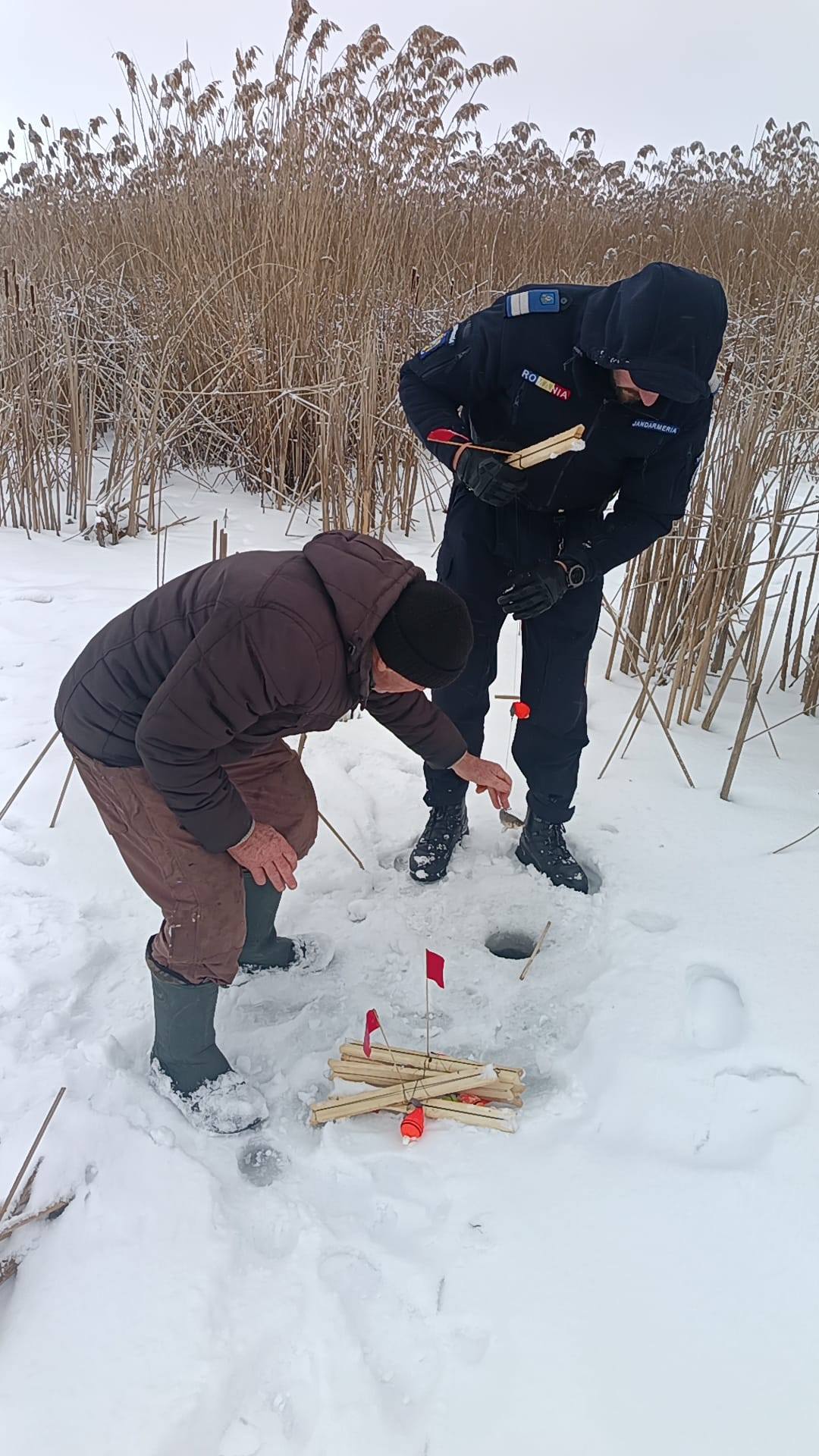 Pescuiau la copcă ilegal pe lacul de acumulare Bucecea - au fost prinși ...